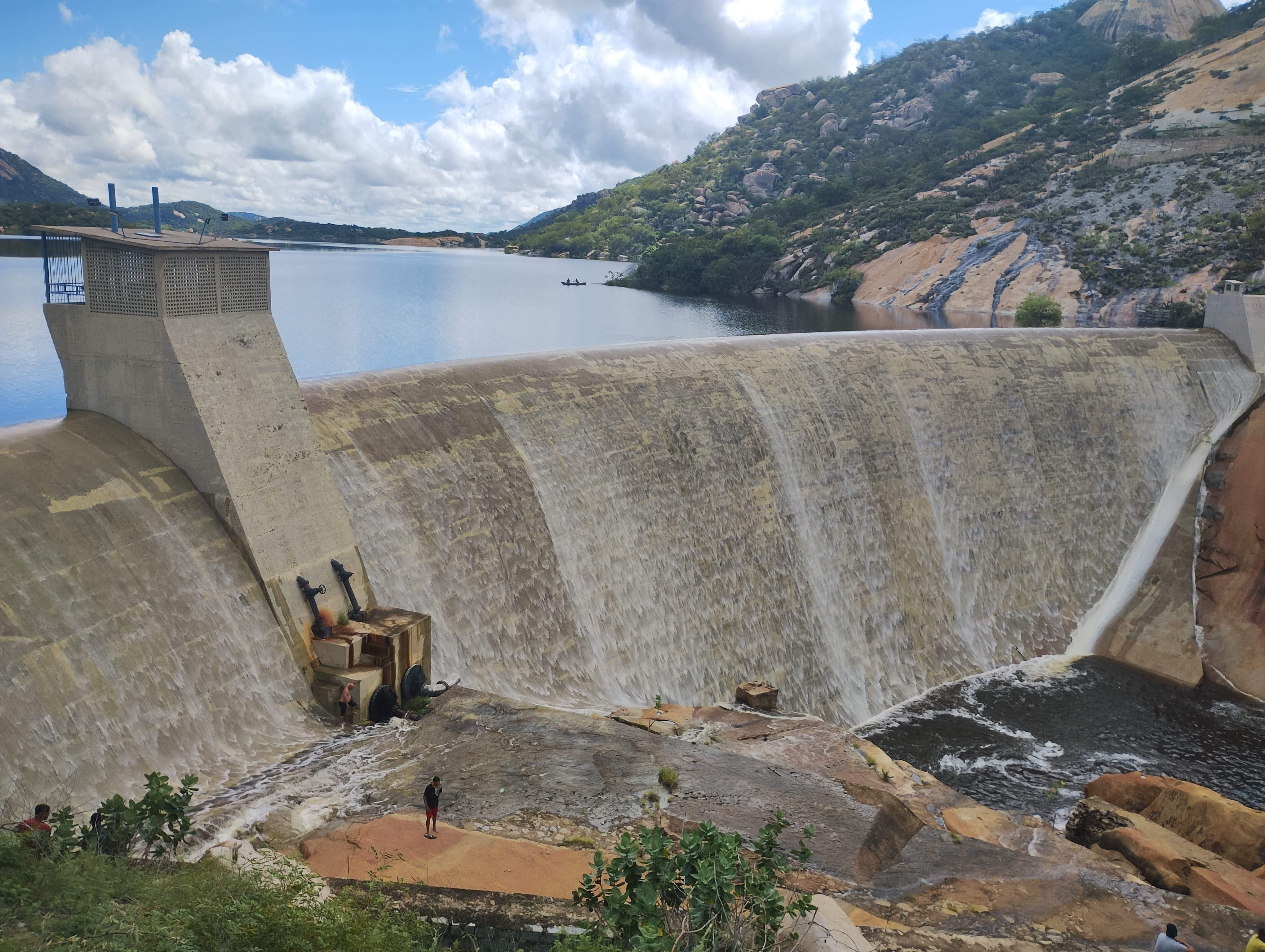 Cenário de "Bacurau", Açude Gargalheiras transborda pela 1ª vez em 13 ...