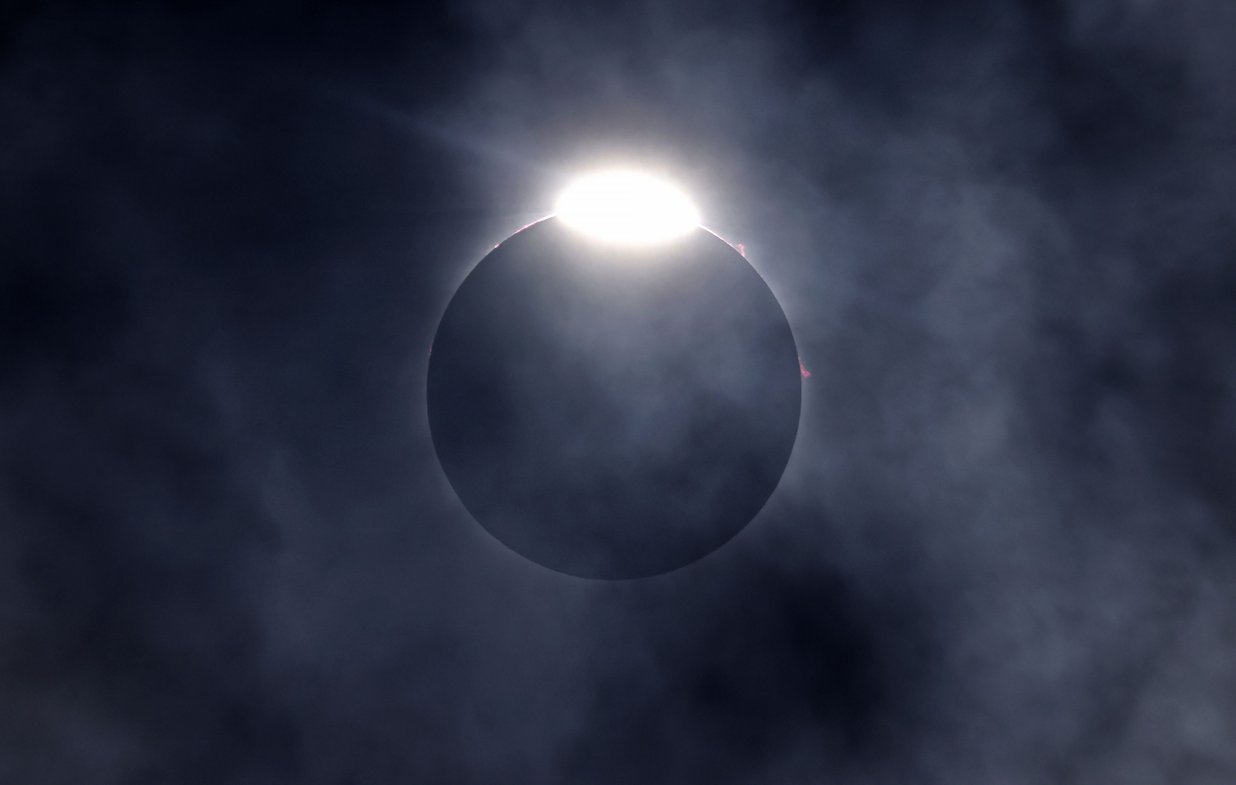 Veja como foi o eclipse solar total desta segunda-feira | CNN Brasil