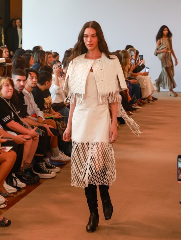 Veja quem esteve na primeira fila da Lilly Sarti no 2º dia de SPFW ...