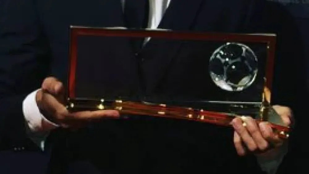 Vencedor do Prêmio Puskás cogita vender troféu; saiba o motivo | CNN Brasil