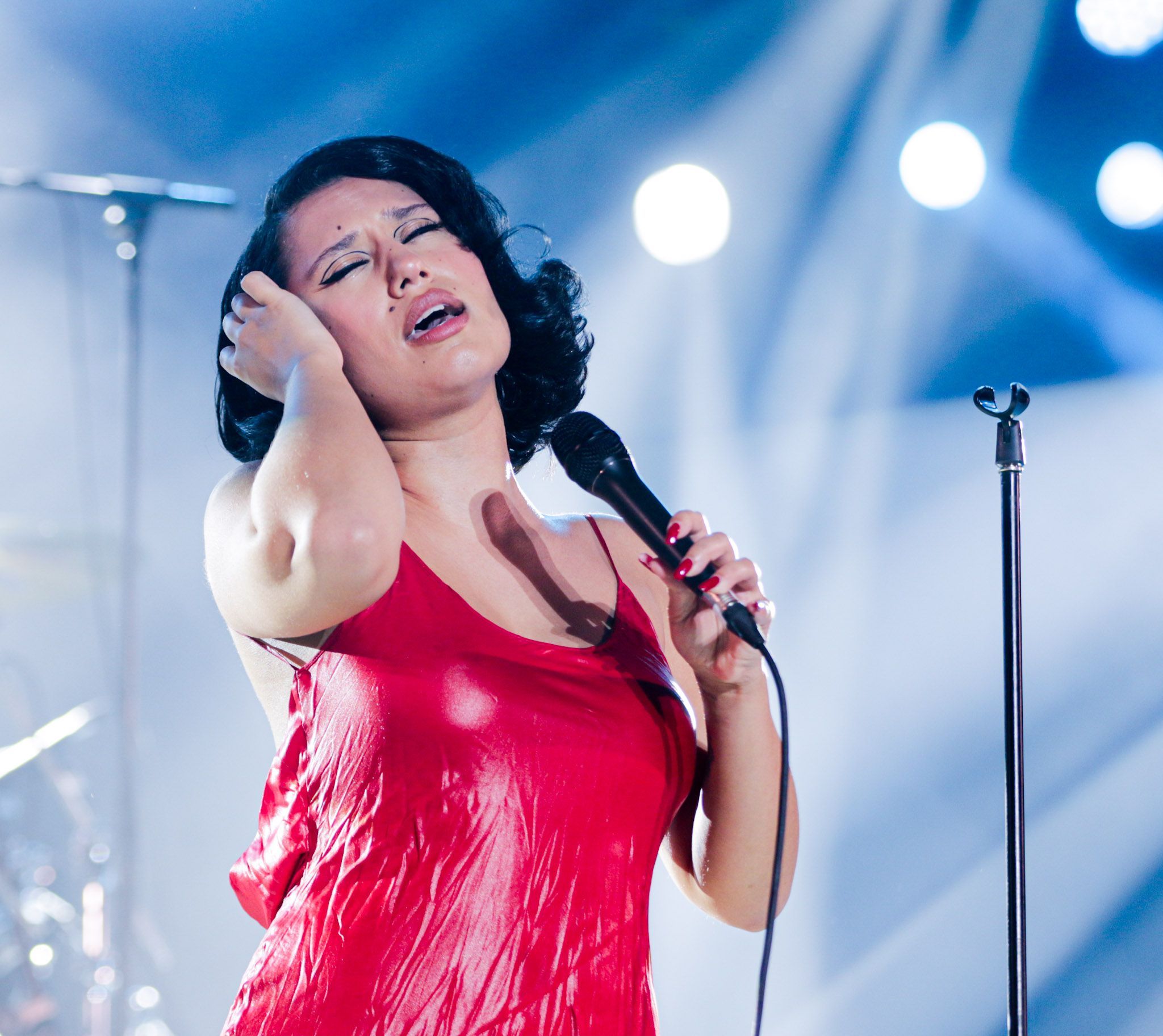 Raye revela que teve intoxicação alimentar antes de se apresentar no ...