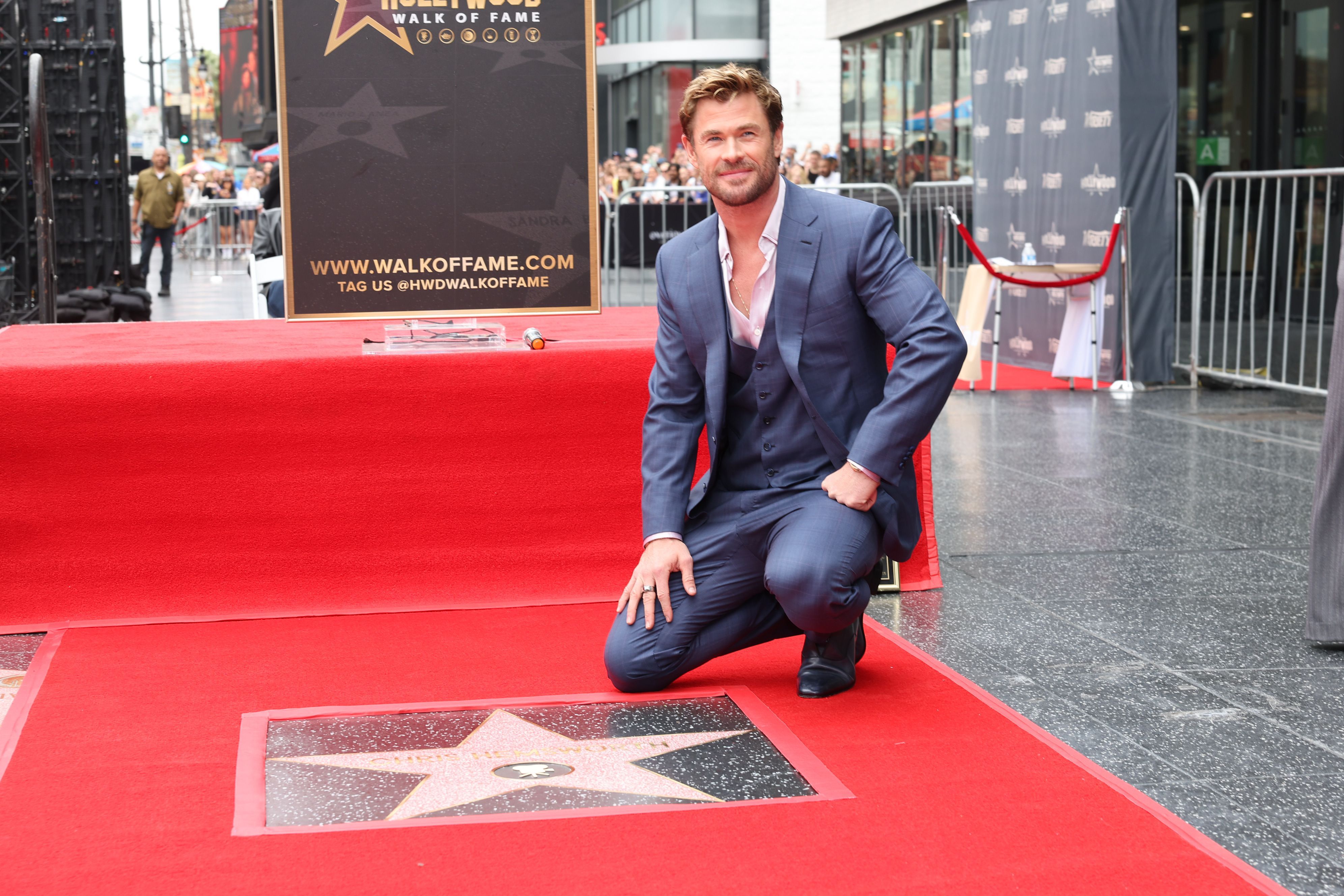 Chris Hemsworth recebe estrela na Calçada da Fama; veja fotos | CNN Brasil