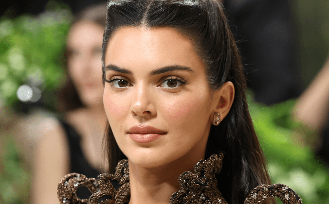 Kendall Jenner posa nua na praia e abre álbum do momento | CNN Brasil