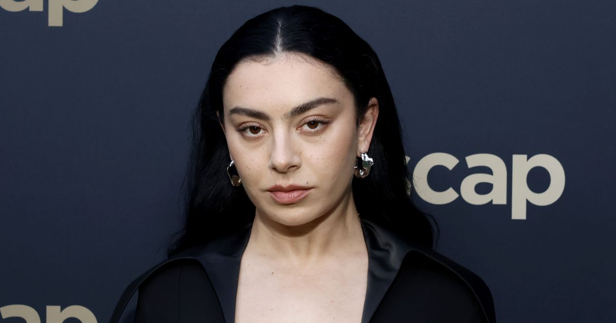 Charli XCX lança "BRAT", álbum que pintou as redes sociais de verde ...