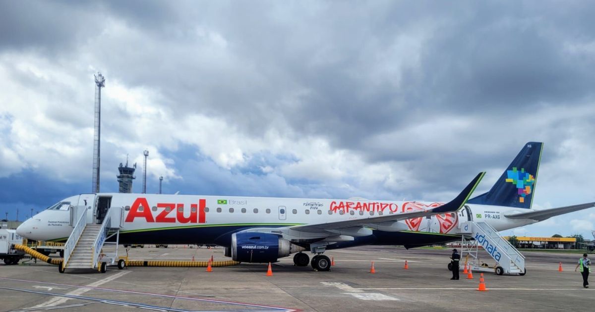 Com logo vermelha, Azul lança avião com Caprichoso e Garantido | CNN Brasil