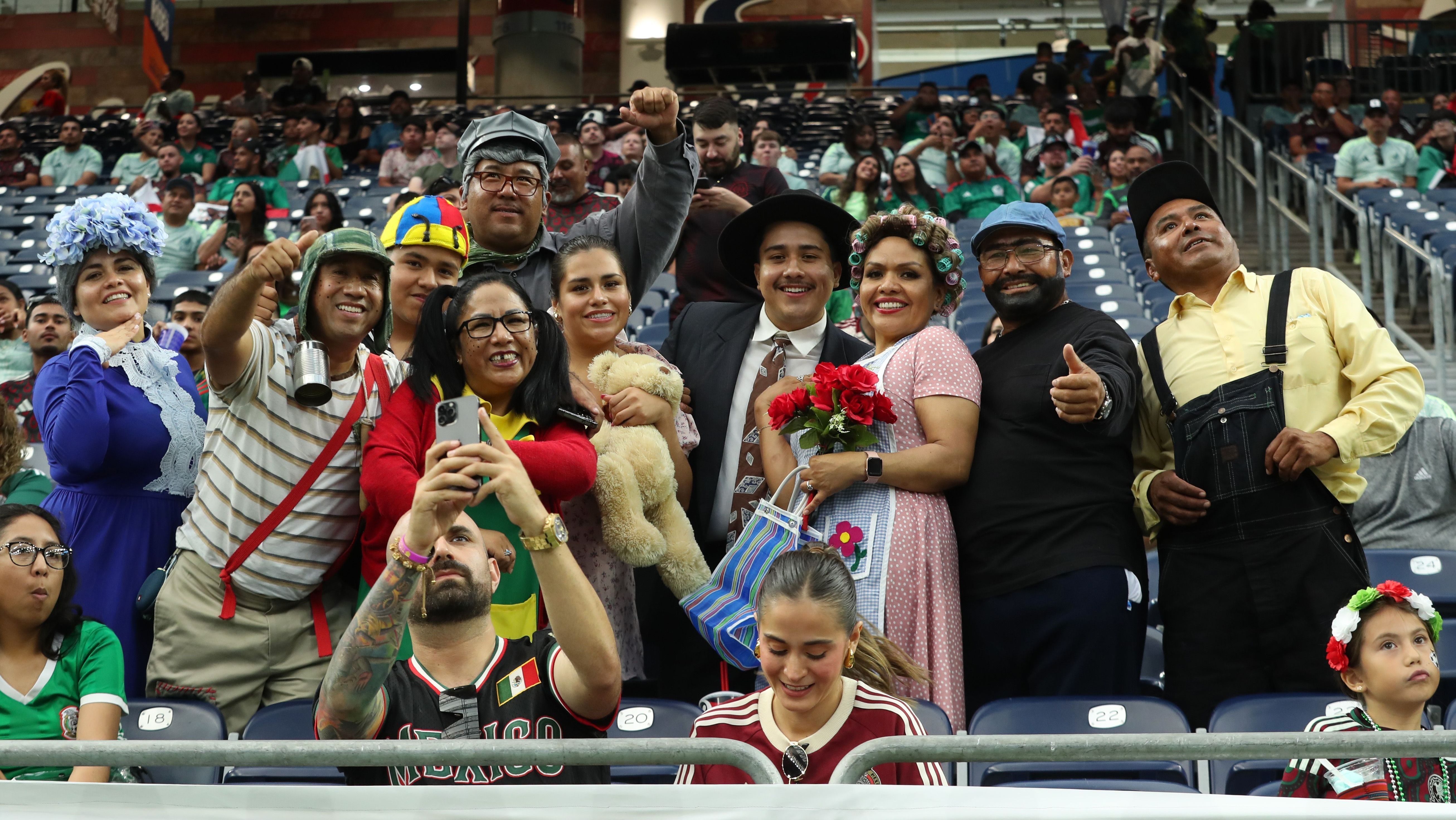Turma do Chaves, lucha libre e mais: torcida do México capricha na Copa ...