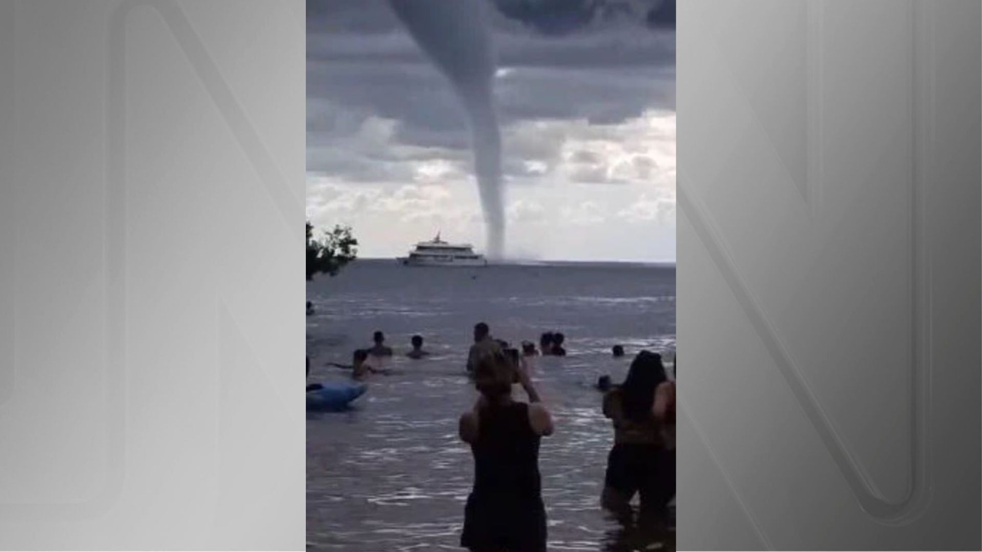Tromba d'água surpreende banhistas na Grande São Luís (MA); veja o ...