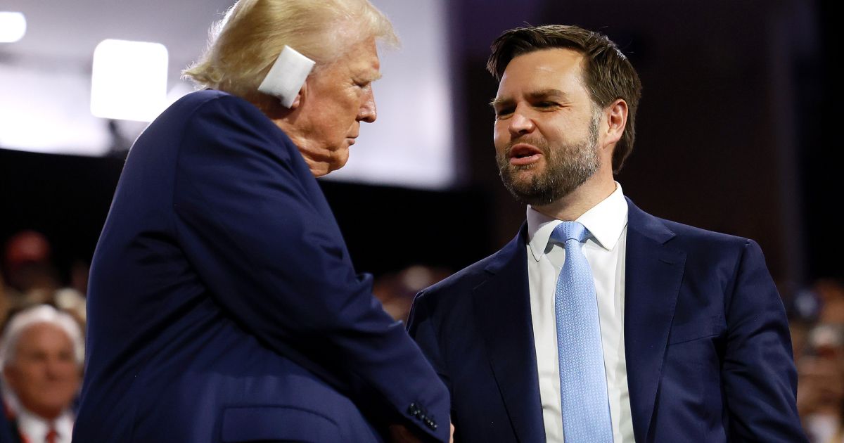 Com curativo na orelha, Trump faz 1ª aparição pública após atentado e ...
