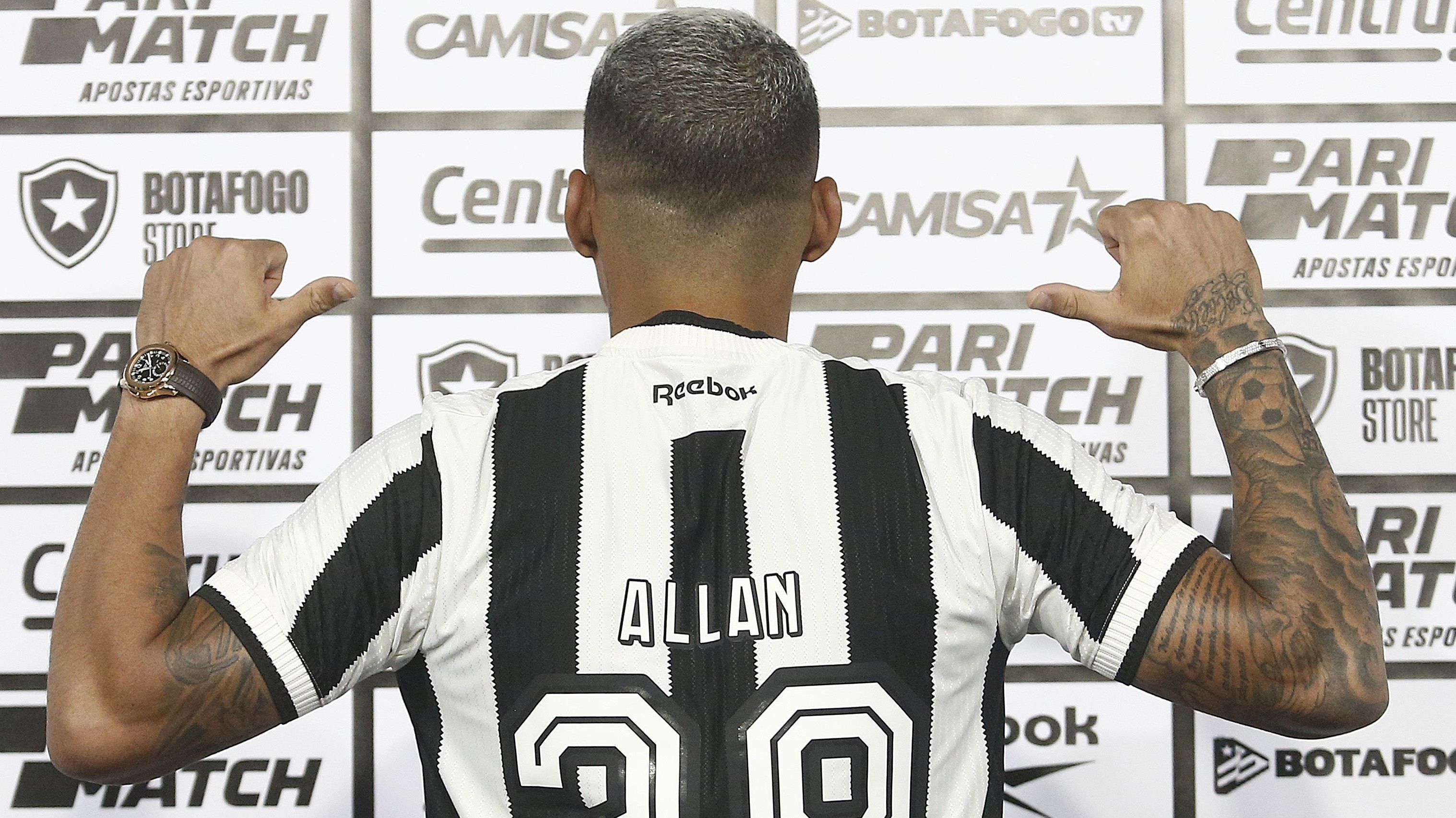 Reforço do Botafogo usou acessório de R$ 600 mil em apresentação | CNN ...