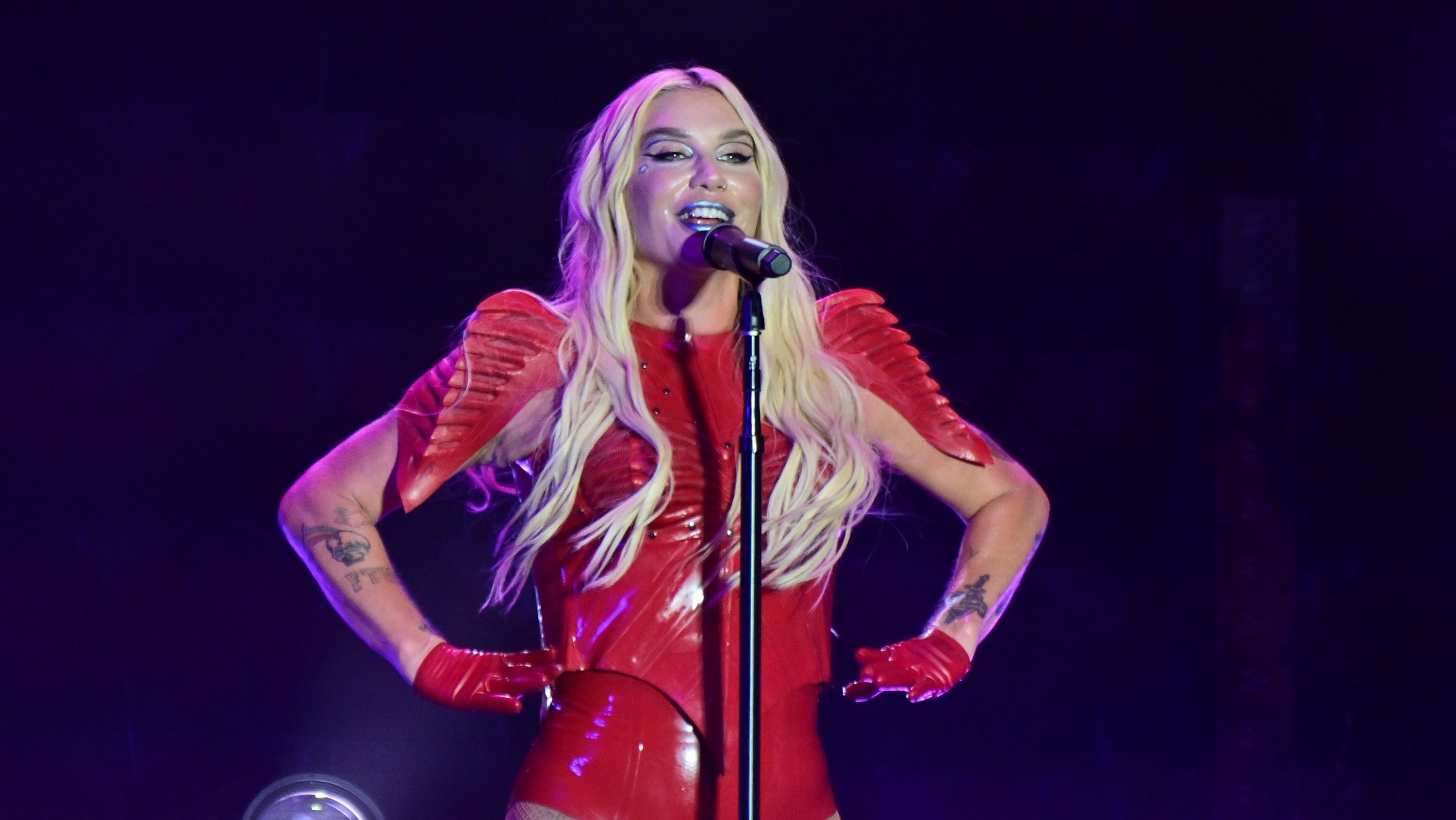 Kesha celebra 1º lançamento após litígio com Dr. Luke: "Me sinto livre ...