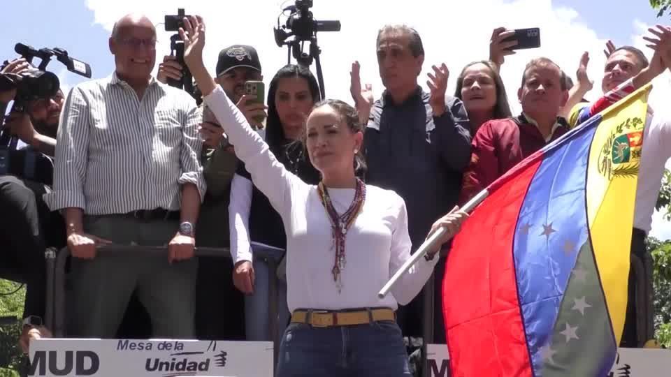María Corina discursa à multidão no protesto da oposição na Venezuela ...
