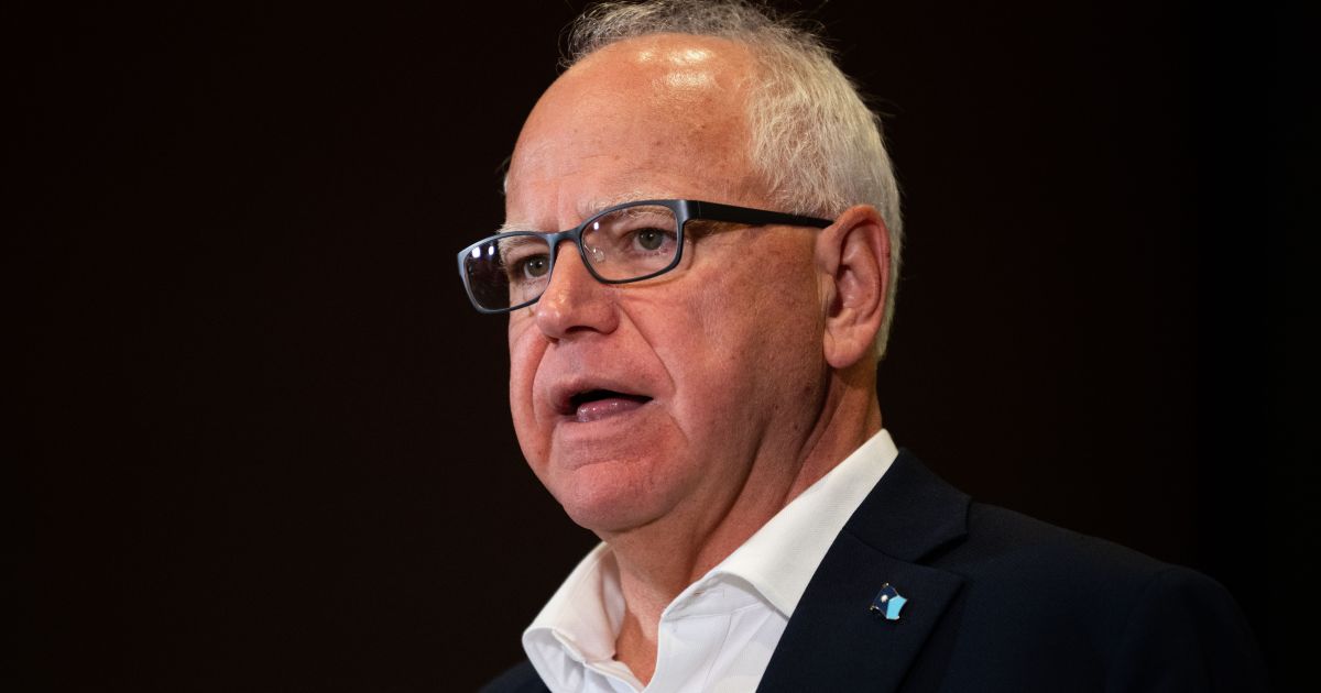 Tim Walz critica Convenção Republicana e ataca Donald Trump | CNN Brasil