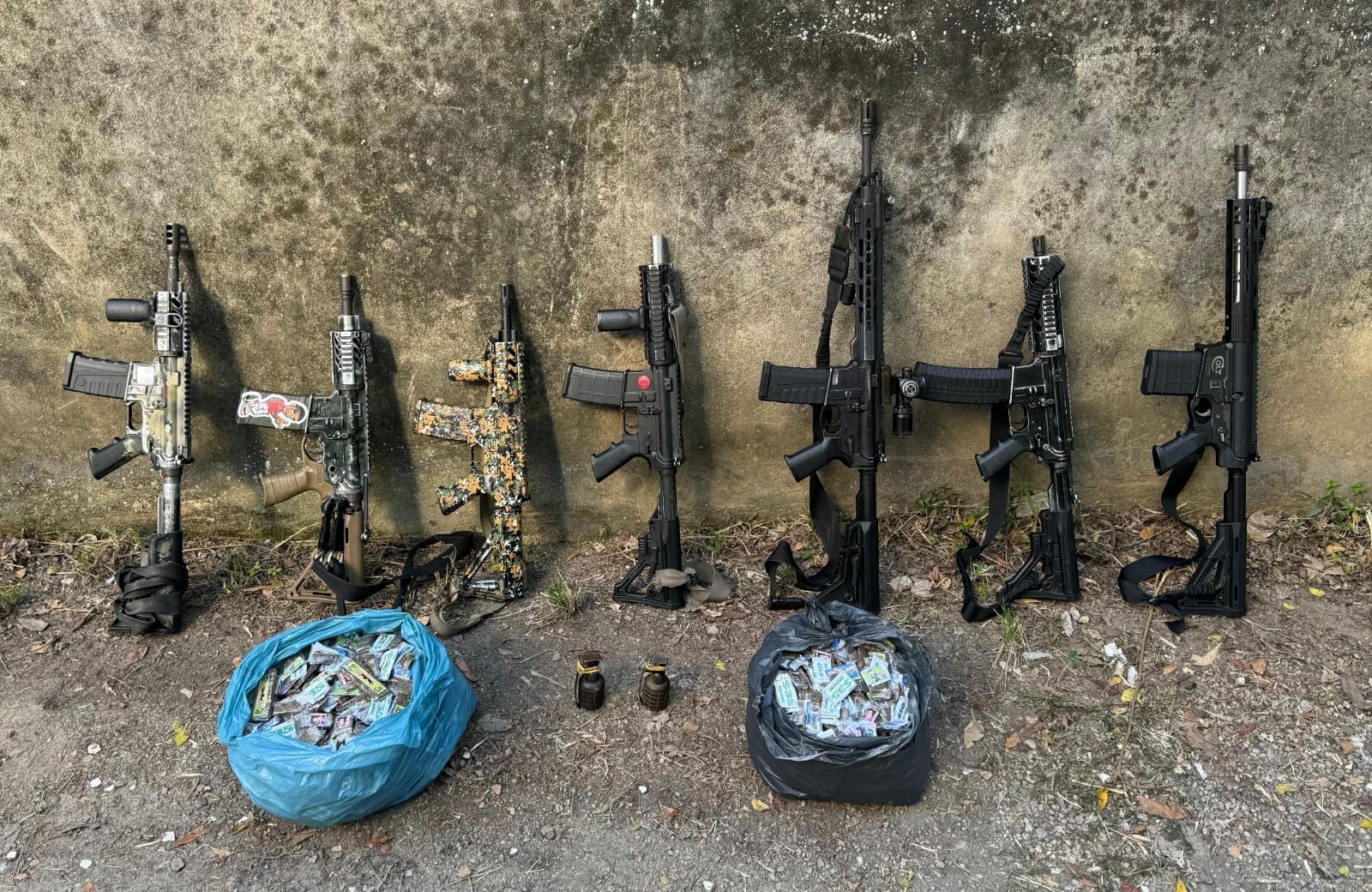 PM apreende 10 fuzis de guerra e prende 12 criminosos no Rio de Janeiro ...