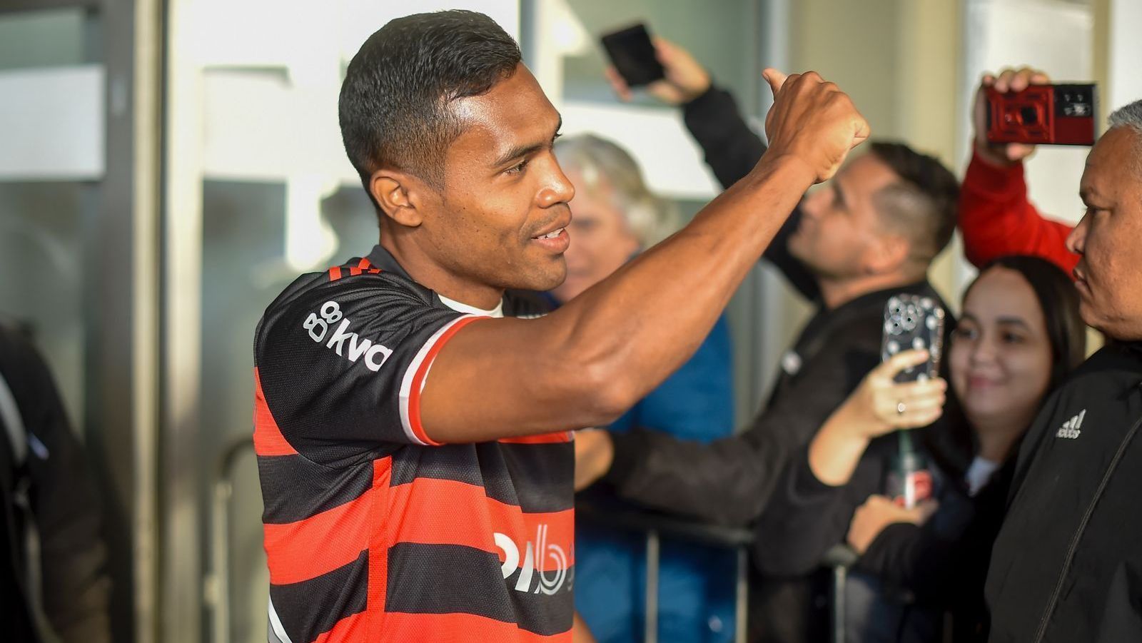 Alex Sandro chega ao Rio de Janeiro, revela número da camisa e elogia ...