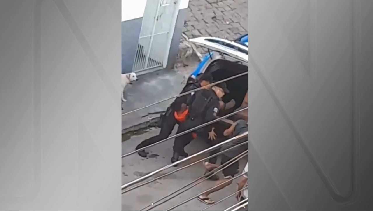 Homem furta arma de policial durante abordagem no Rio de Janeiro | CNN ...