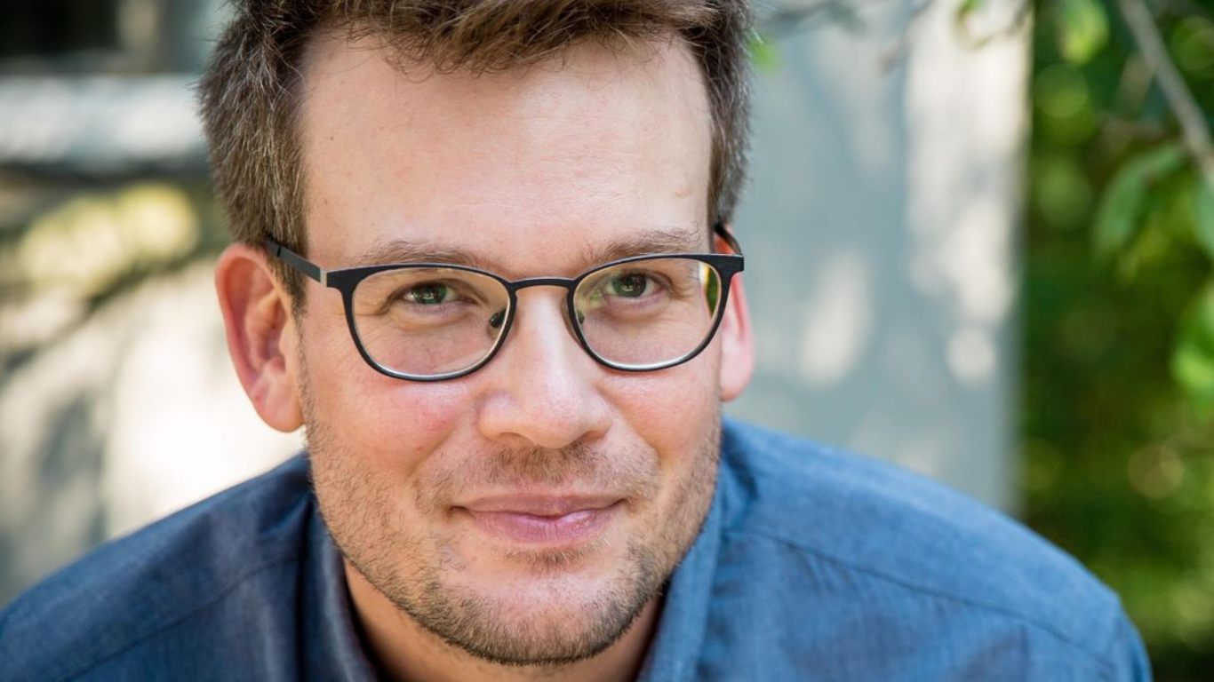 John Green completa 47 anos neste sábado; relembre 5 obras do autor ...