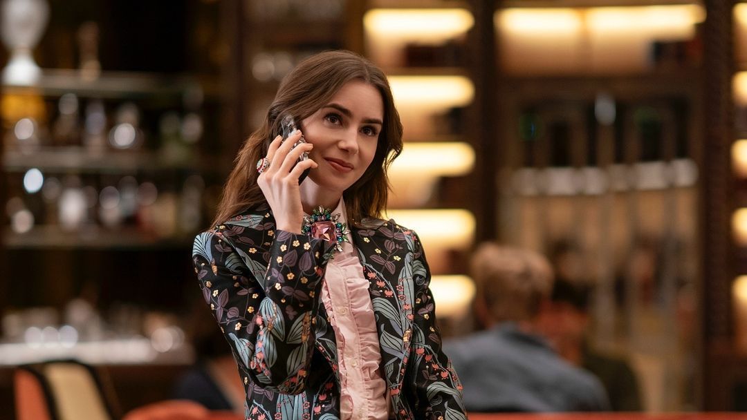 "Emily em Paris": Lily Collins experimenta 81 looks para a 4ª temporada ...