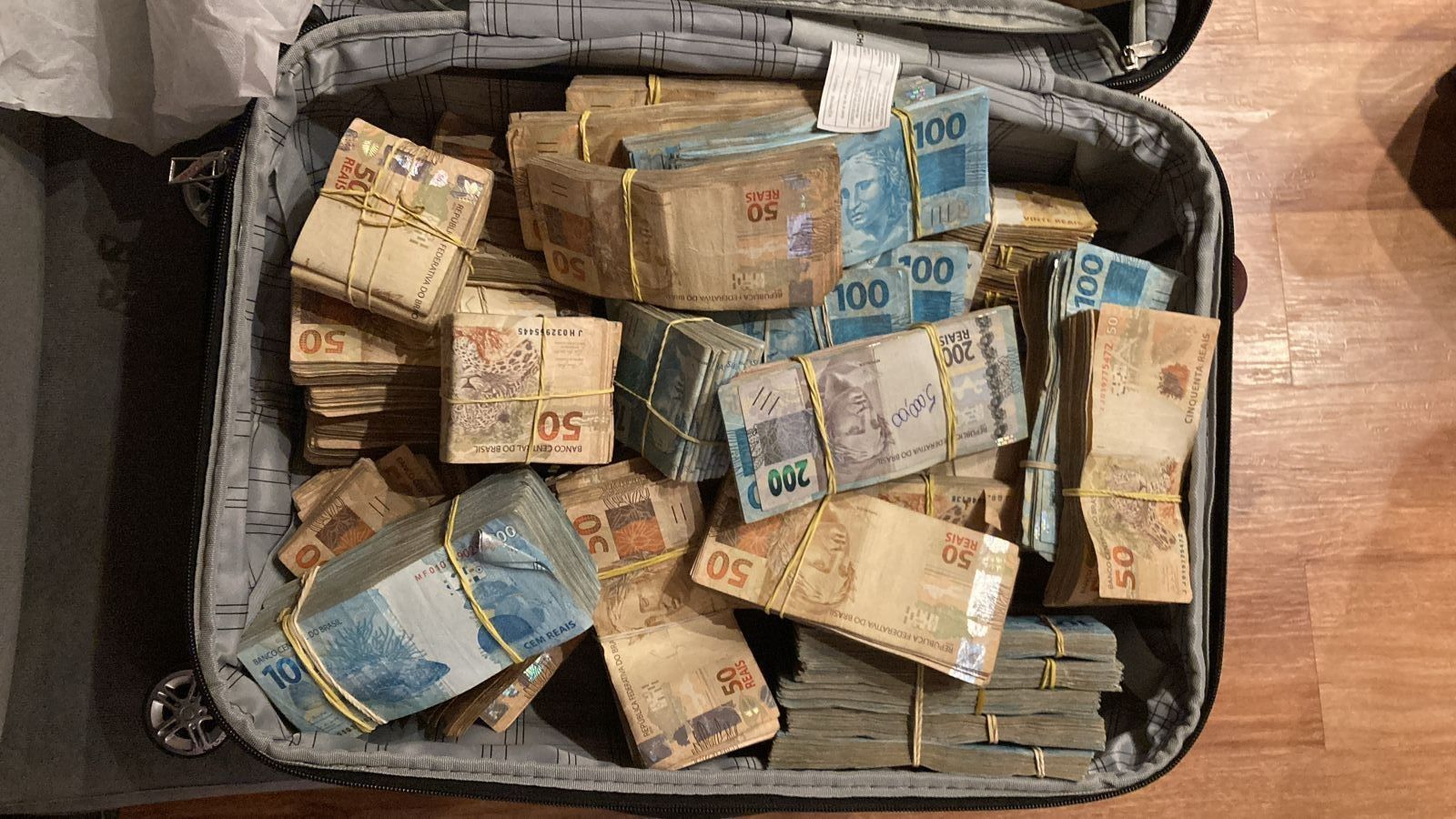 Mais de meio milhão de reais em espécie é aprendido no Aeroporto da ...