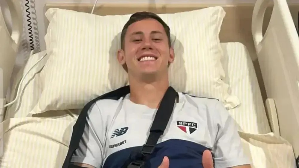 Patryck, do São Paulo, quebrou clavícula em queda contra o Palmeiras ...