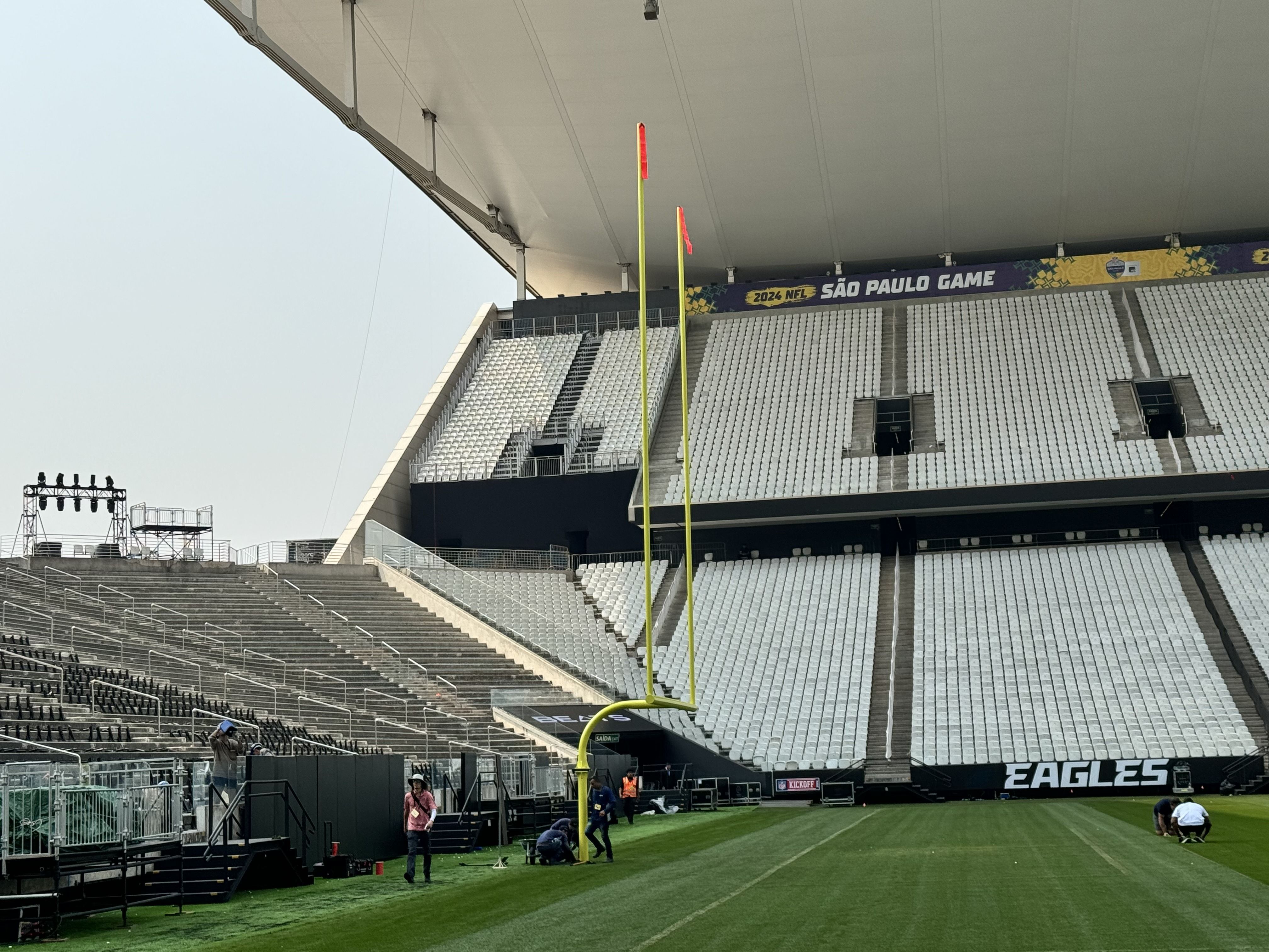Estádio do Corinthians é adaptado para a NFL; veja | CNN Brasil