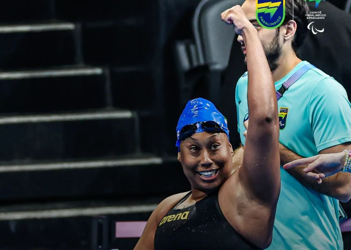 Lídia Cruz sobe ao pódio com bronze da natação, na Paralimpíada | CNN ...
