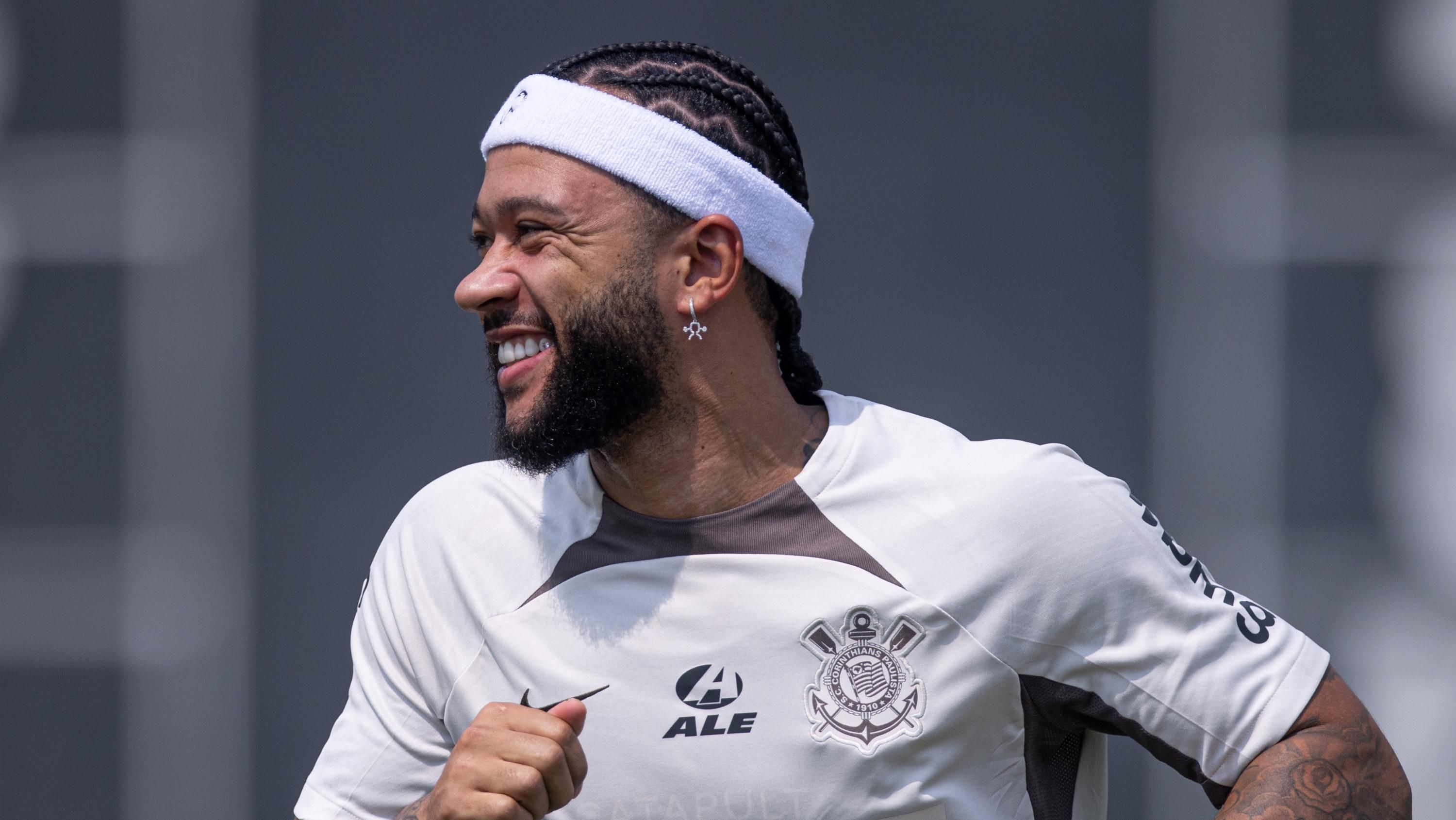 Depay se diverte após ataque de quero-quero no Corinthians; assista ...