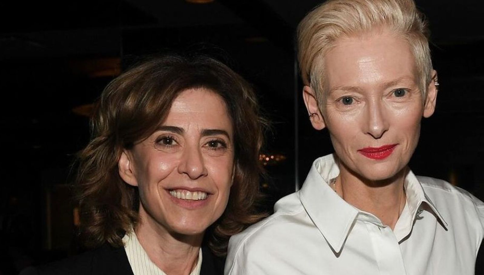 Fernanda Torres posa ao lado de Tilda Swinton no Festival de Cinema de ...