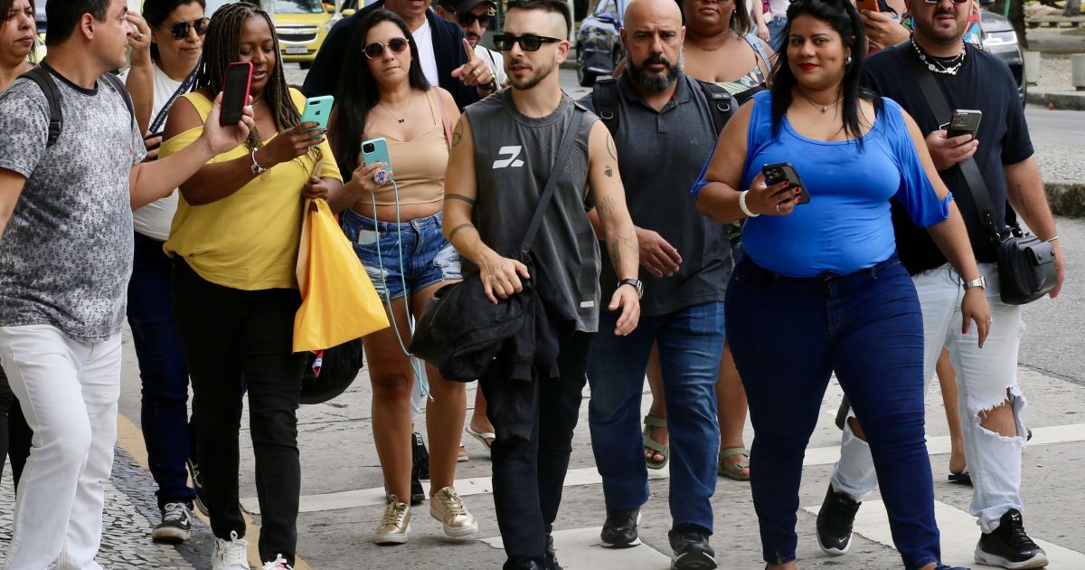 Antes do Rock in Rio, Junior Lima desembarca em aeroporto e é cercado ...
