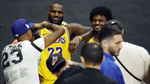 LeBron James e o filho Bronny se divertem em evento do Lakers; veja fotos | CNN Brasil