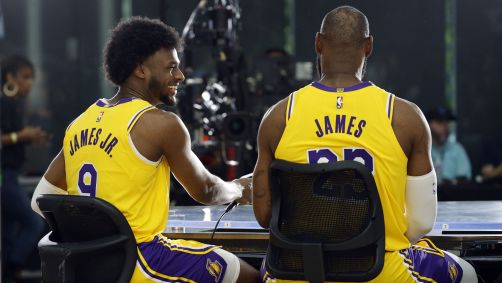 LeBron James e o filho Bronny se divertem em evento do Lakers; veja fotos | CNN Brasil