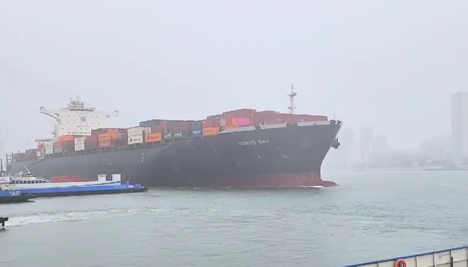 Vídeo: navio cargueiro colide com balsa durante travessia entre Santos ...