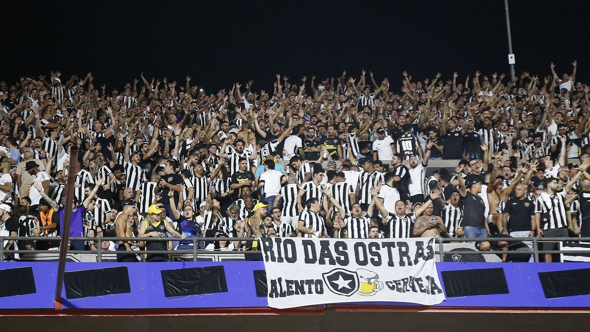 Torcida do Botafogo faz festa no desembarque da equipe no Rio | CNN Brasil