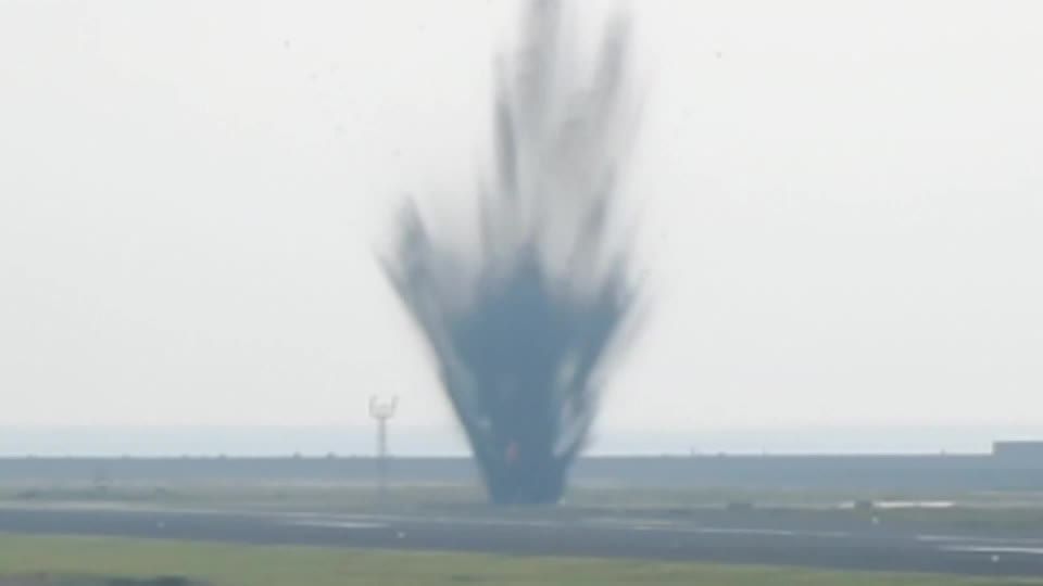 Vídeo: bomba americana da Segunda Guerra Mundial explode em pista de ...