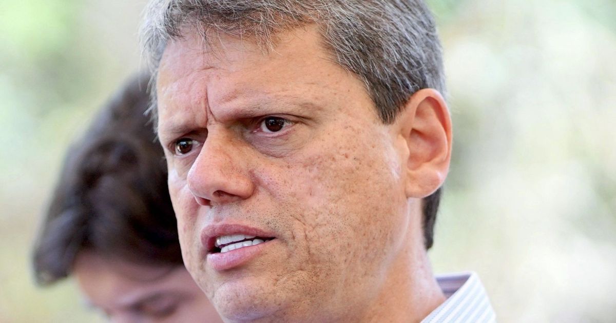 "Estava completamente errado", diz Tarcísio ao defender uso de câmeras em PMs | CNN Brasil