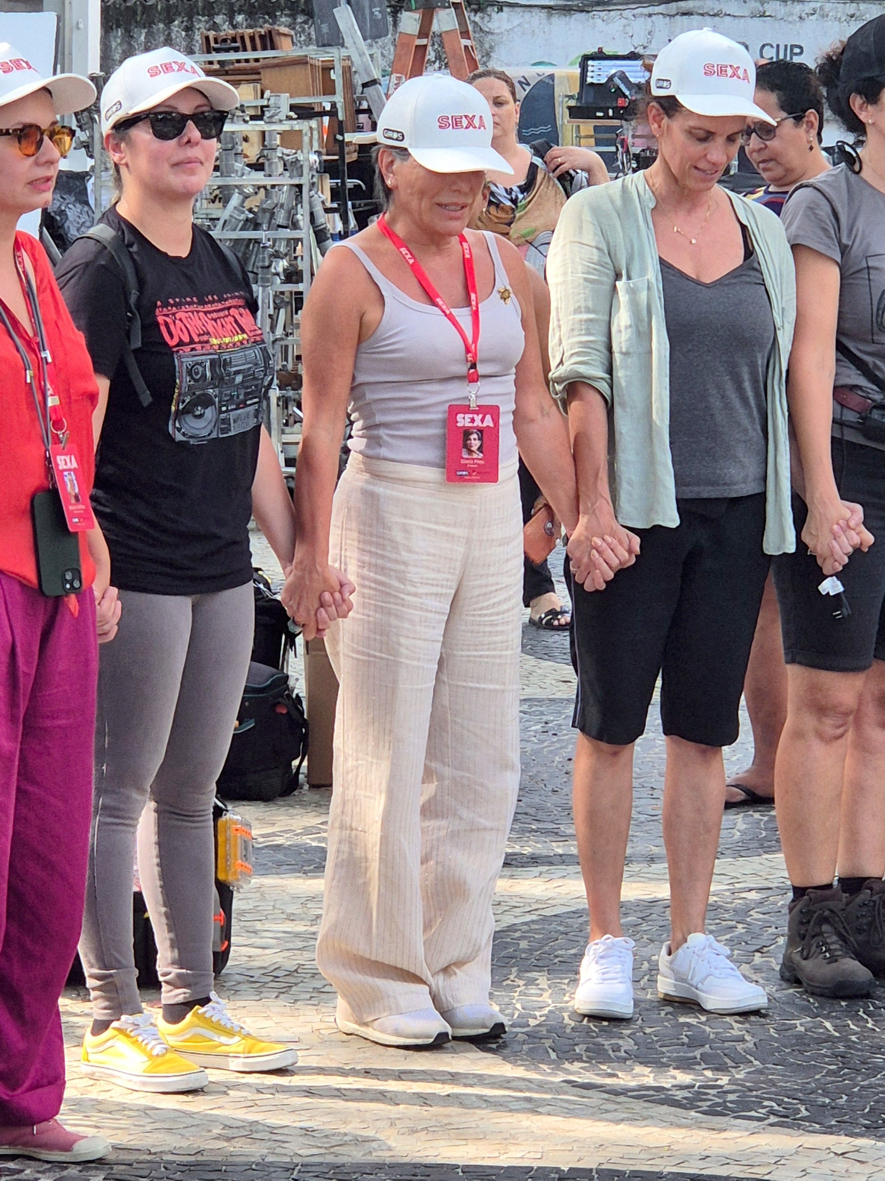 Gloria Pires grava na praia, se emociona com fãs e recebe flores | CNN ...