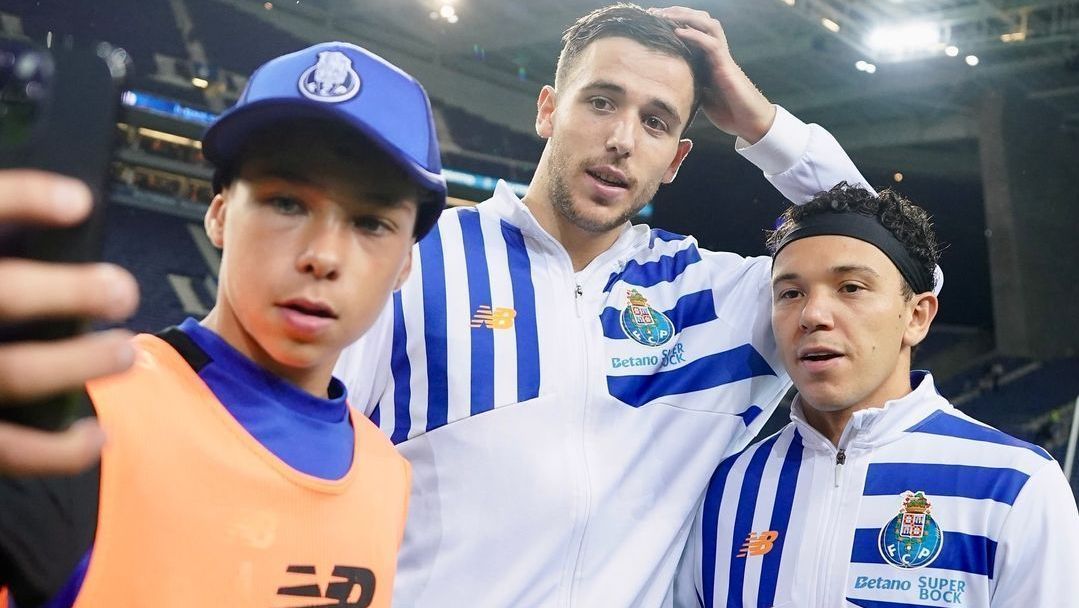 Gandula recebe prêmio de melhor da partida ao ajudar em gol do Porto ...