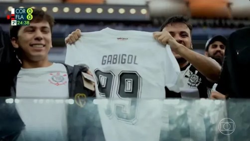 Torcedor do Corinthians leva camisa com nome de Gabigol em jogo contra ...