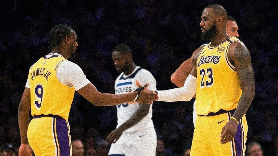 NBA: LeBron James faz história e é o primeiro a jogar com filho na liga ...