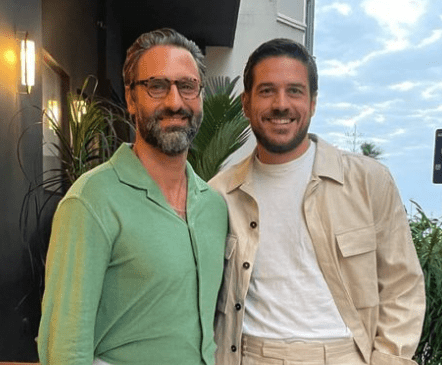 Marco Pigossi posa com marido cineasta em estreia no Festival do Rio ...