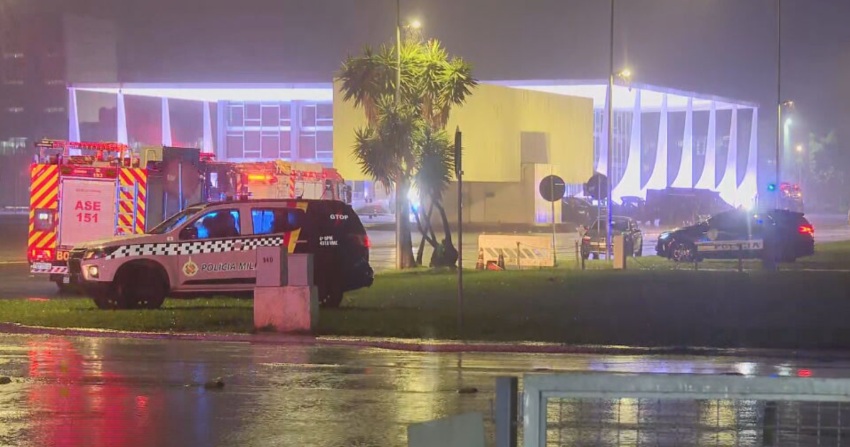 Veja a cronologia das explosões na Praça dos Três Poderes | CNN Brasil