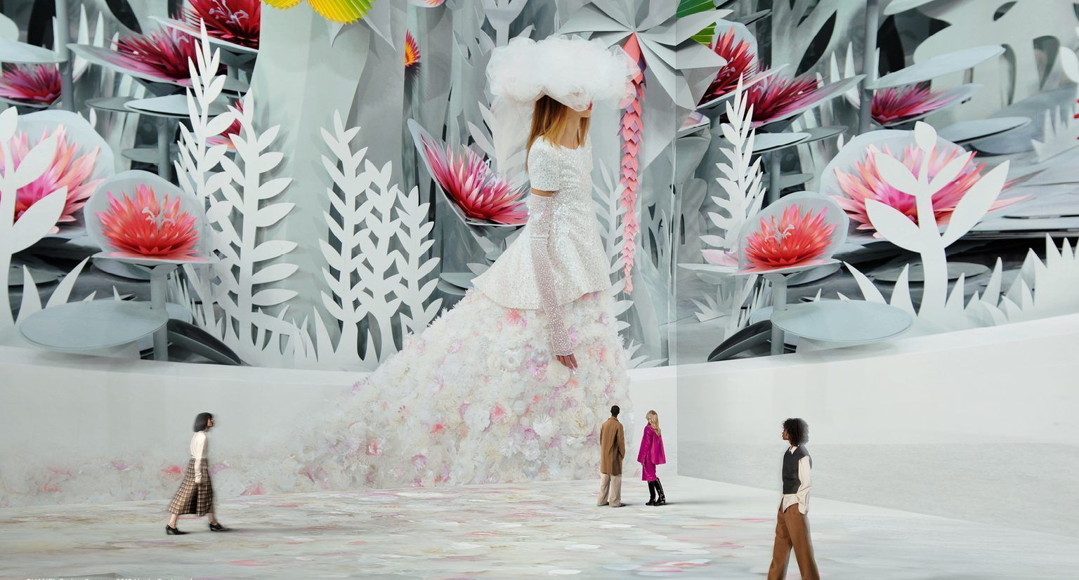 De eventos íntimos a espetáculos globais: veja a evolução dos desfiles ...