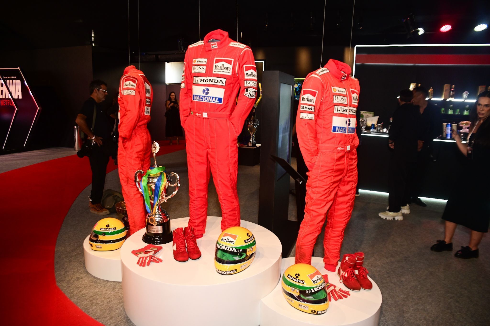 Elenco de "Senna" e irmã do piloto participam de estreia da série em SP ...