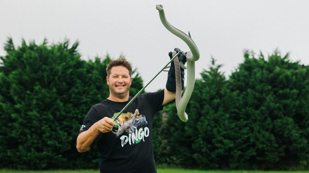 Youtuber de vida selvagem morre após picada de cobra; conheça Dingo ...