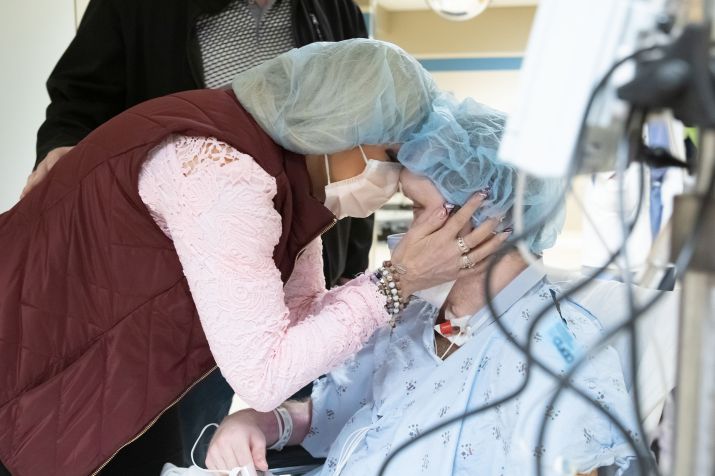 Homem recebe transplante facial após ter rosto desfigurado por arma de ...