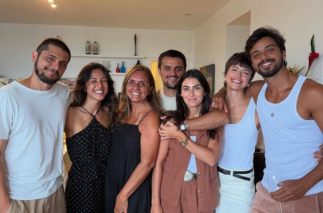 Bruno Gissoni, Felipe e Rodrigo Simas celebram Natal antecipado; veja fotos | CNN Brasil