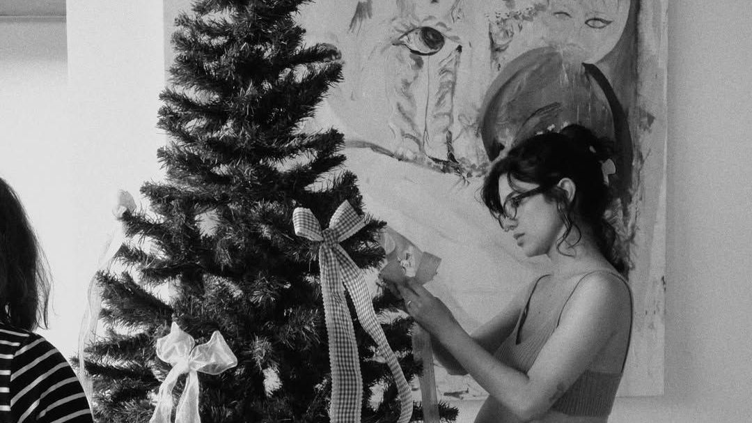 Manu Gavassi exibe barrigão de primeiro filho em ensaio caseiro; veja ...