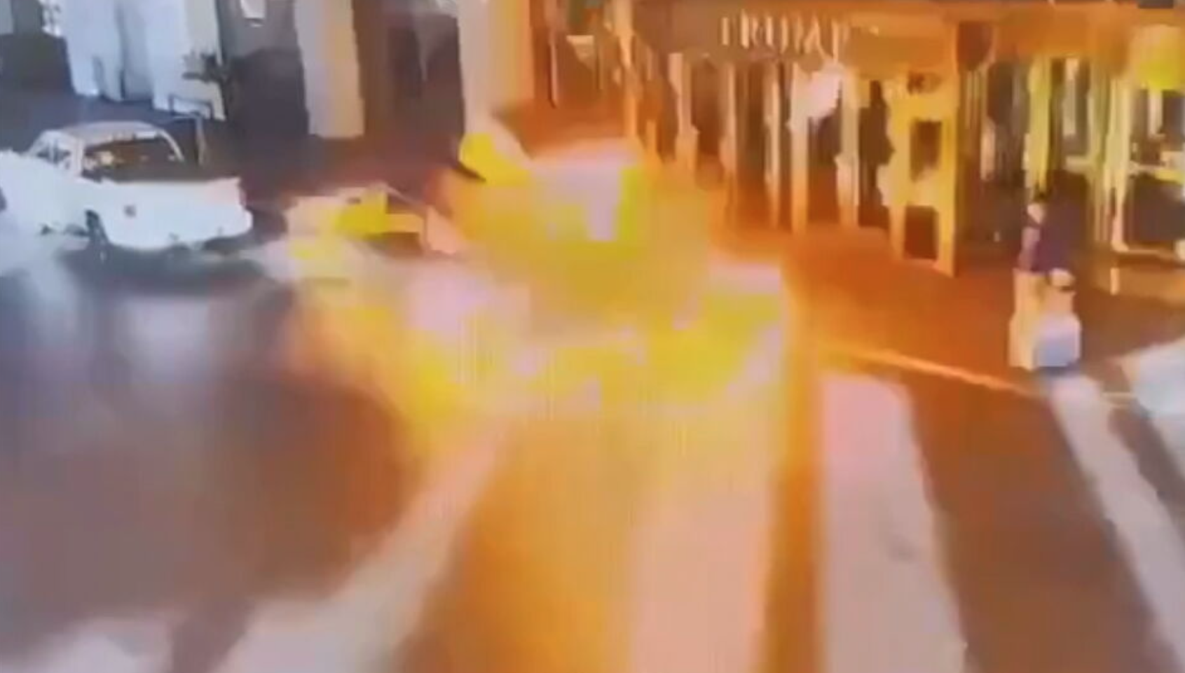 Veja momento em que carro da Tesla explode em frente ao Trump Hotel em ...