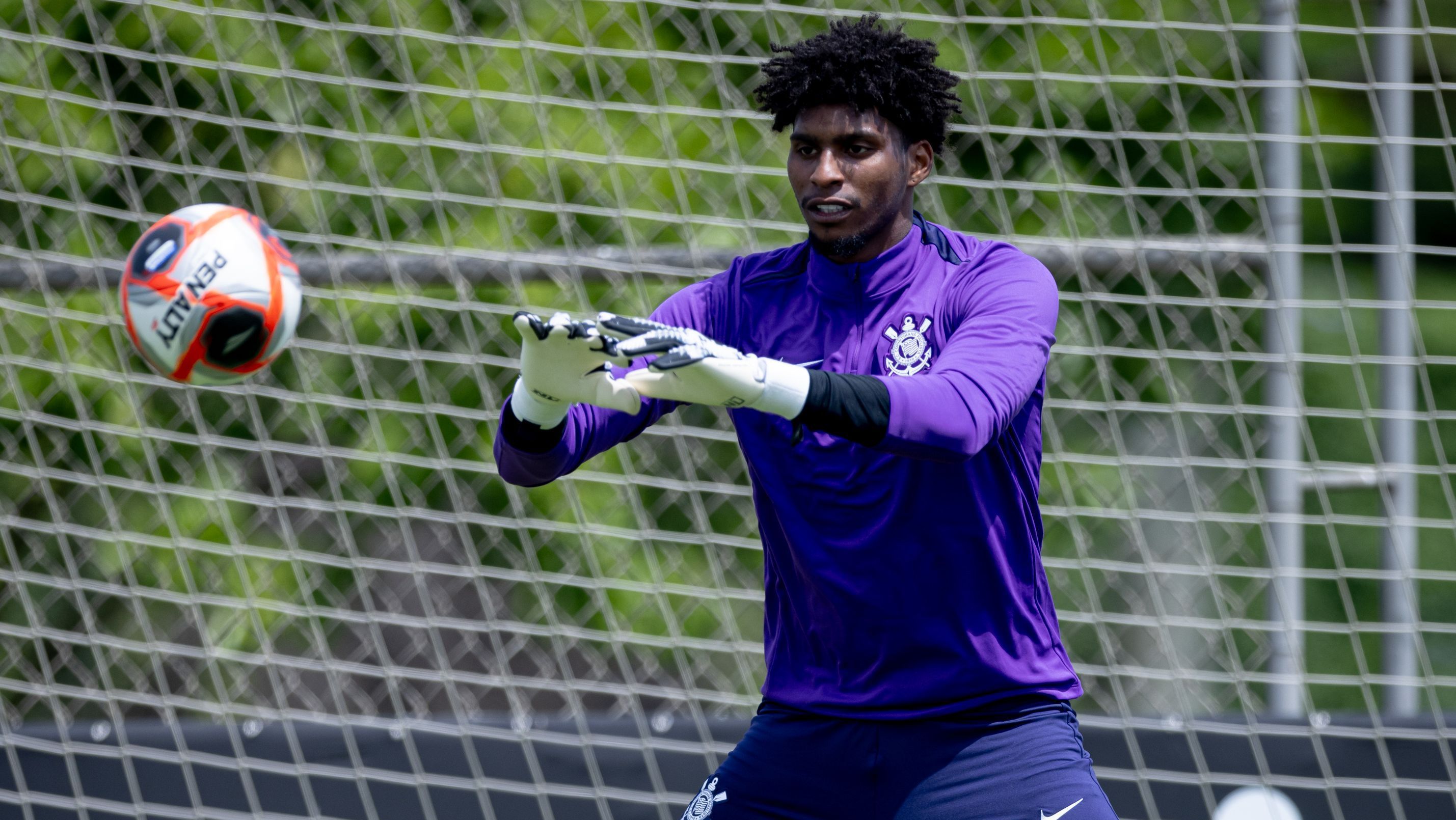 Goleiro do Corinthians rebate jornalista: "Minha parte física tá muito ...