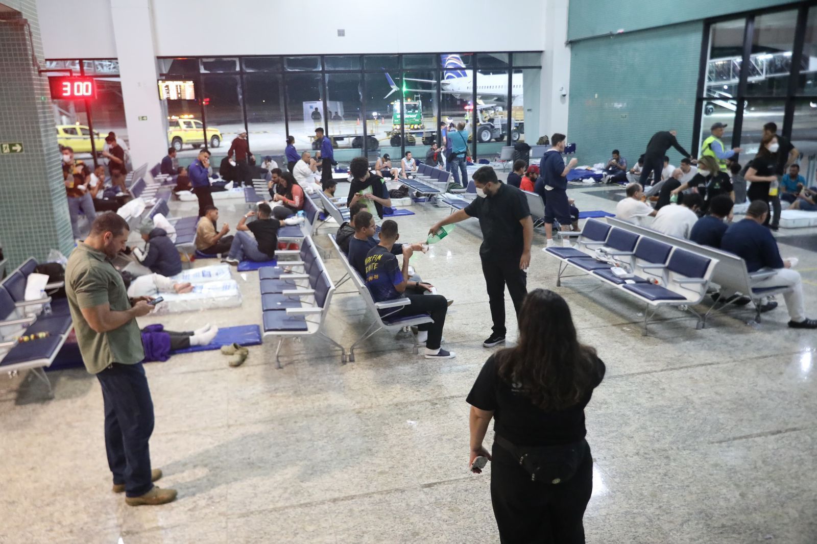 FAB fará transporte de brasileiros deportados dos EUA para MG | CNN Brasil