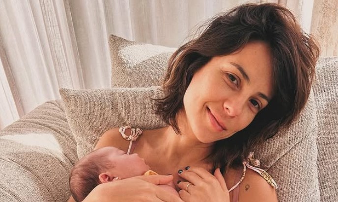 Andreia Horta posa com a primeira filha no colo e combina looks | CNN Brasil
